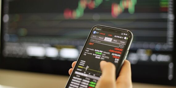 Long Put vs Short Put: An Easy Overview for Options Traders